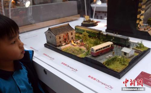 香港微型艺术展西安启幕 还原“老香港”风貌 4347